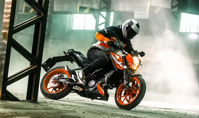 TVS Apache RTR, Bajaj Pulsar और KTM Duke की इन 3 ताकतवर बाइक्स में किसे ...